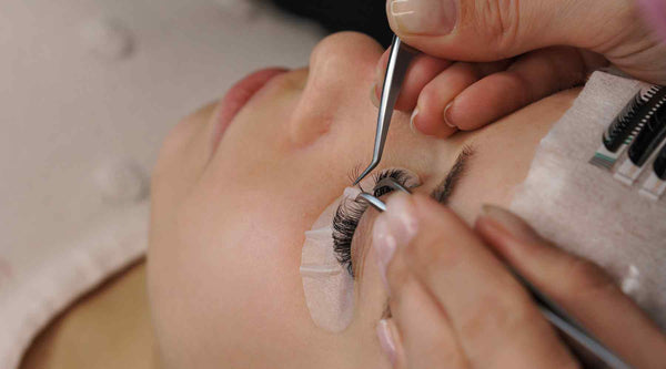 Lash Perfection: How to Choose and Use the Right Eyelash Applicator - Method Lash